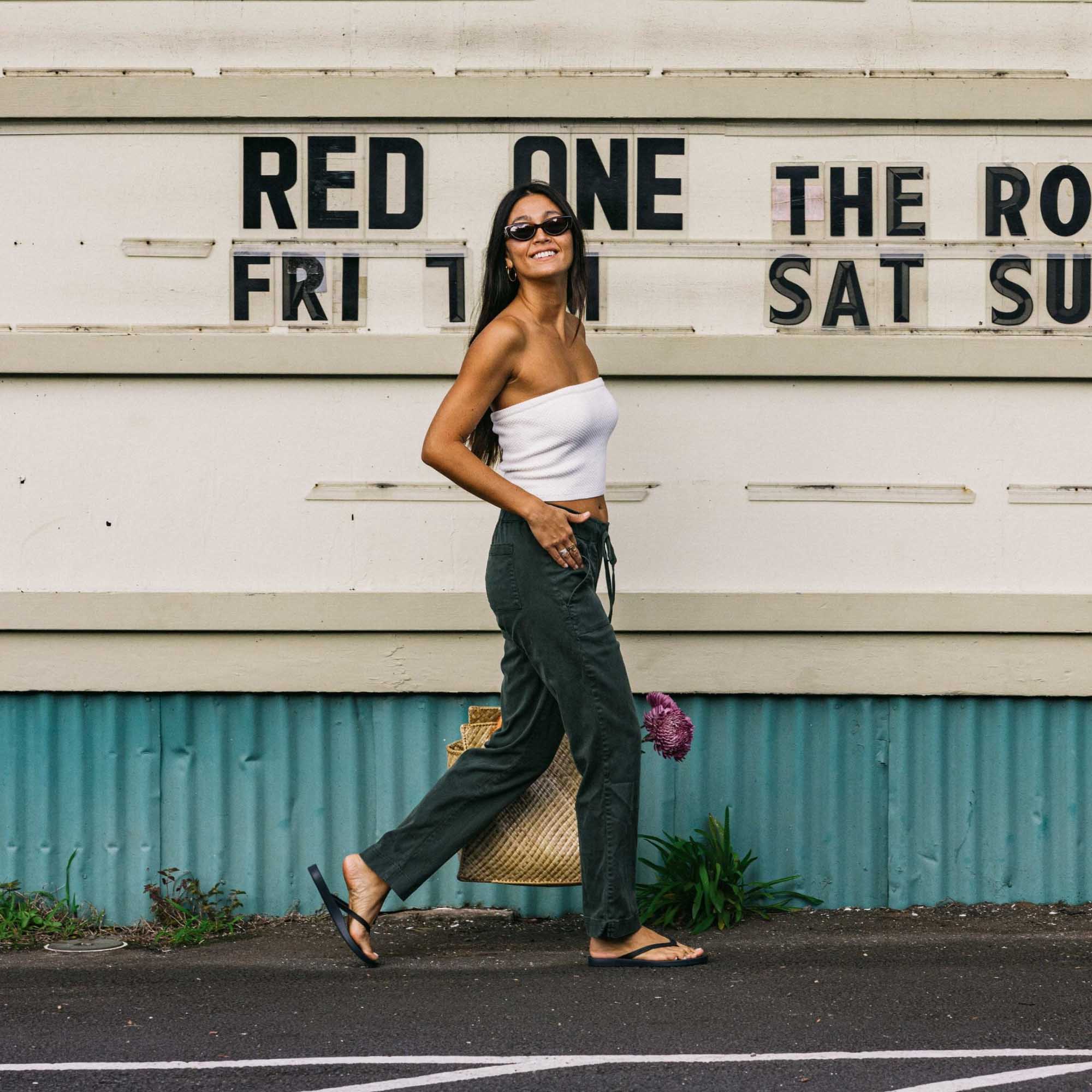 取寄) オルカイ レディース OluKai women Lalahi Tan/Lava Rock 送料